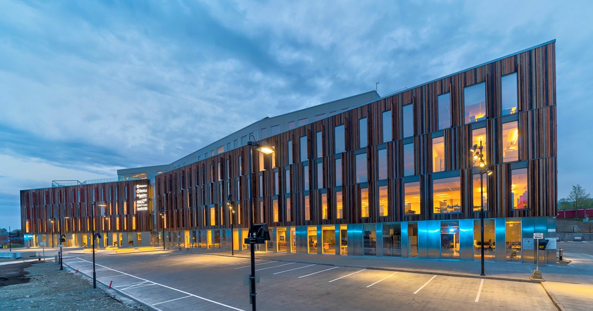 Façade, signage & entrance
